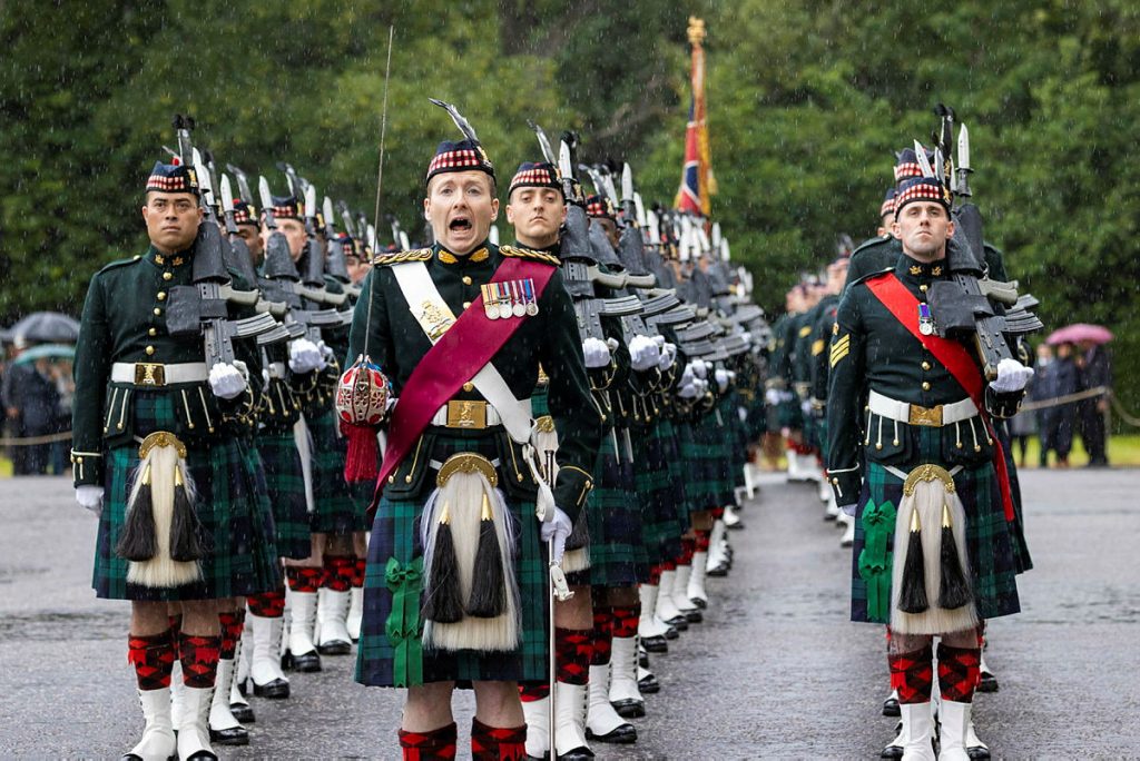 Exploring the History of Iconic Military Uniforms - Notransmilitaryban